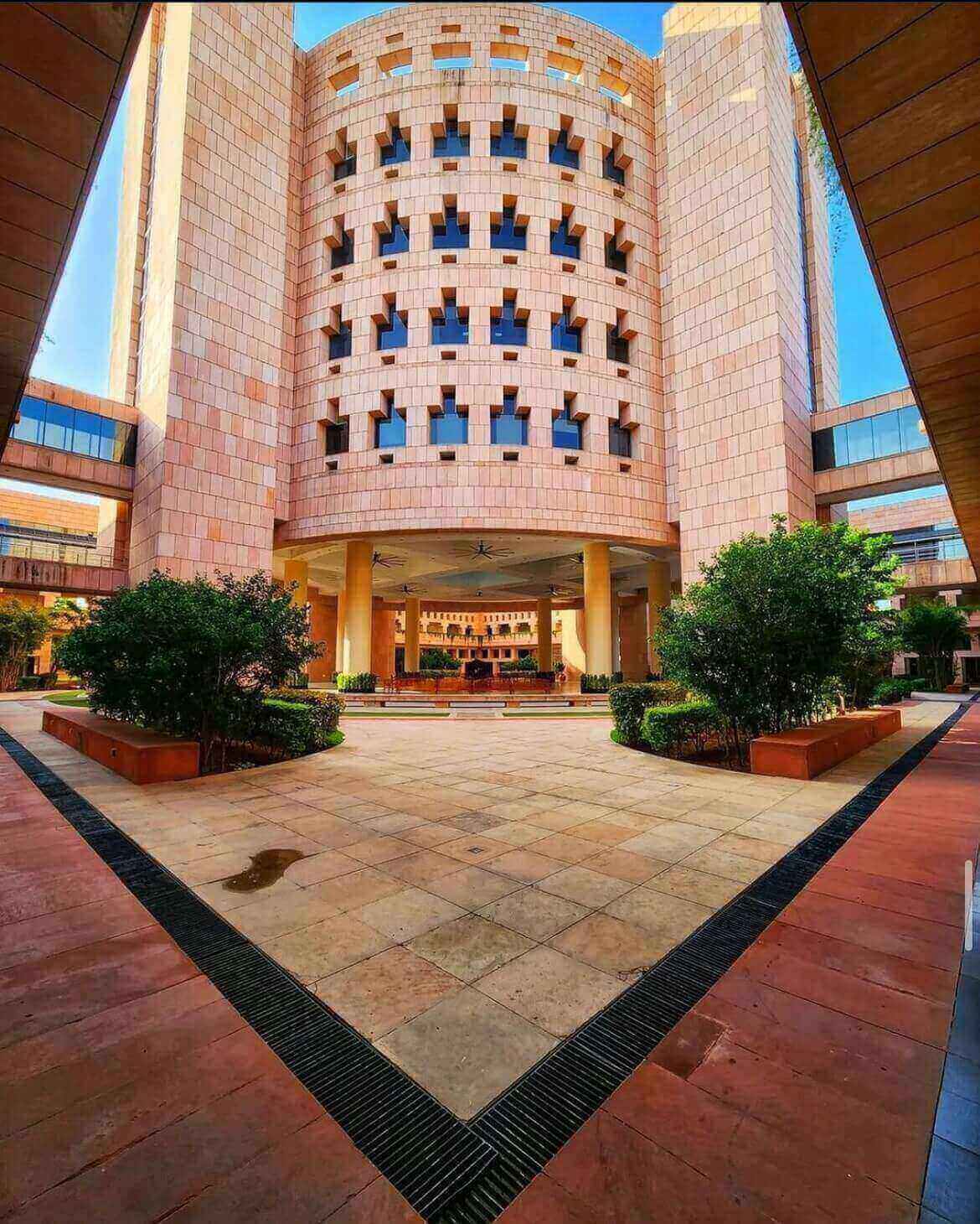 ISB Hyderabad : Campus, Cutoff, Placement, Alumni & More - iQuanta